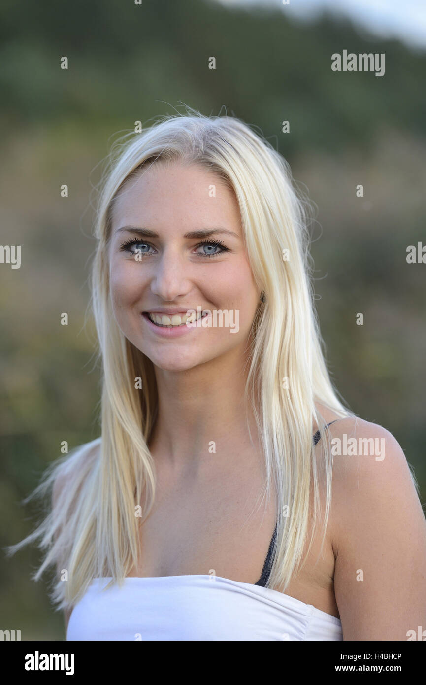 Young woman, portrait, head-on, view camera Stock Photo - Alamy