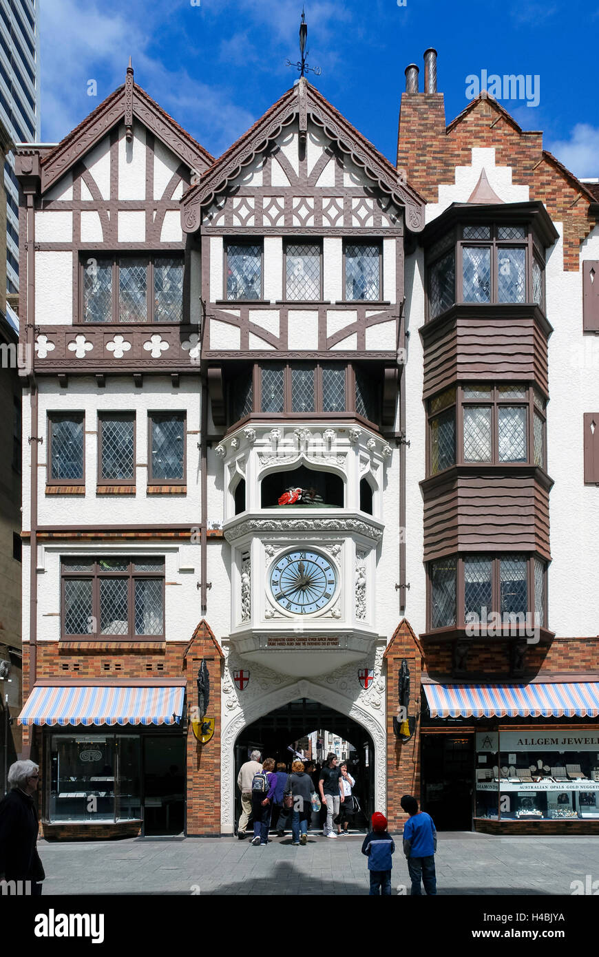 Court london facade hi-res stock photography and images - Alamy