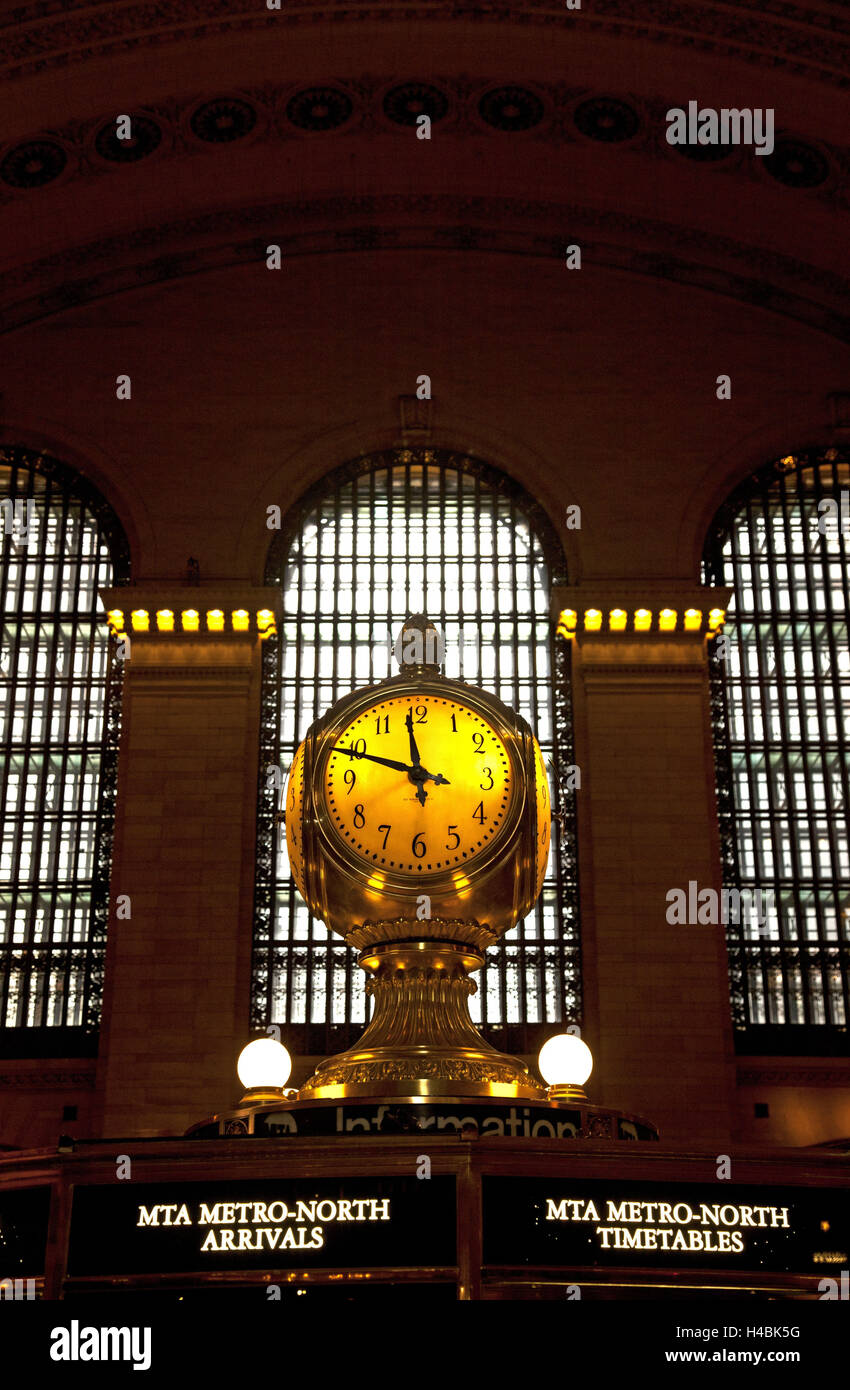 Grand central station waiting room hi-res stock photography and images ...