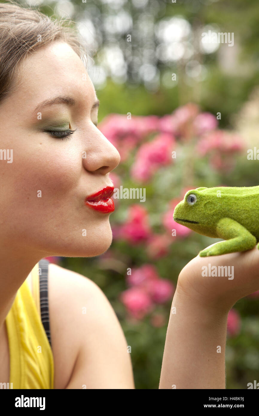 Princess kisses frog hi-res stock photography and images - Alamy