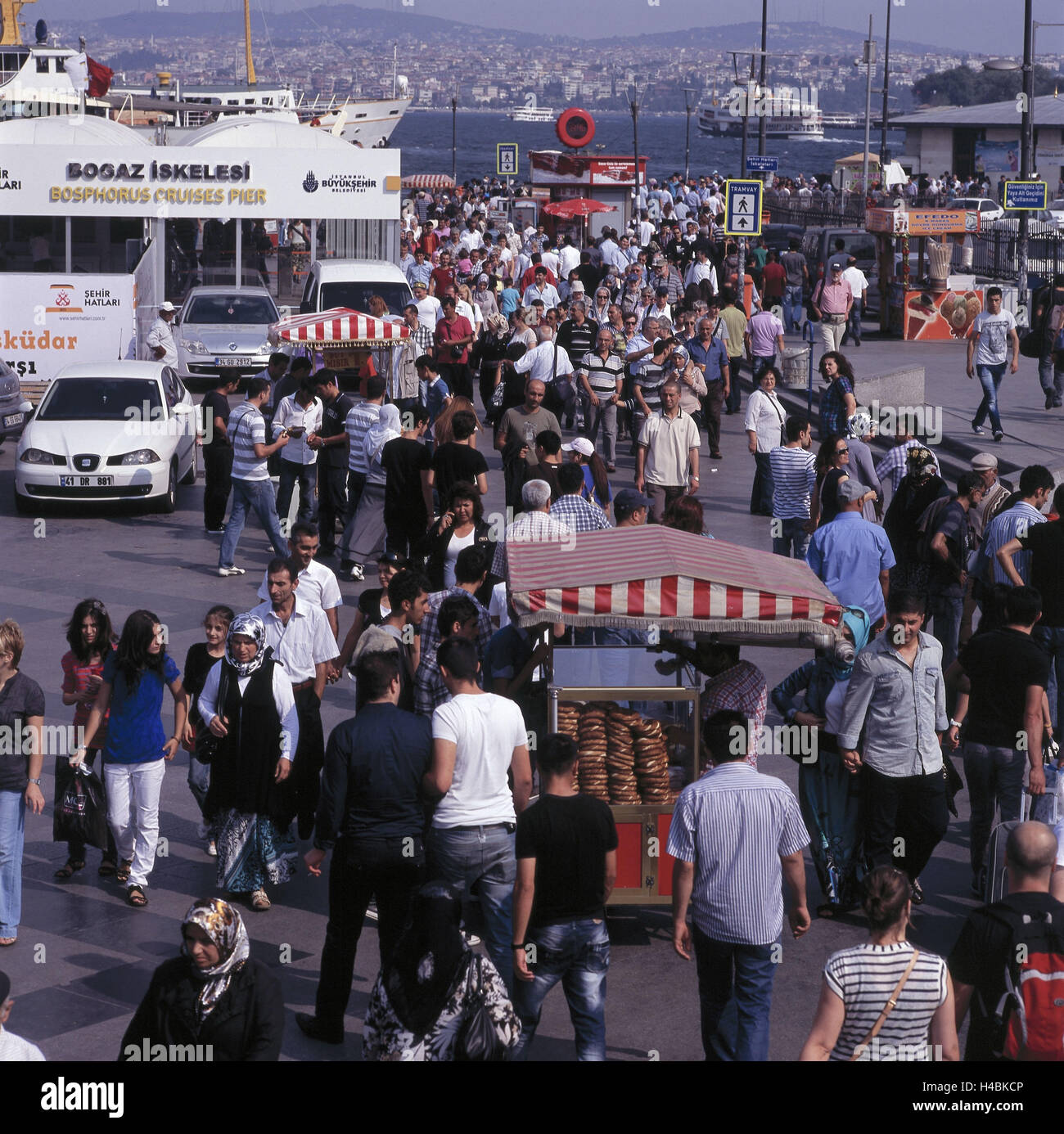 Crowd istanbul hi-res stock photography and images - Alamy