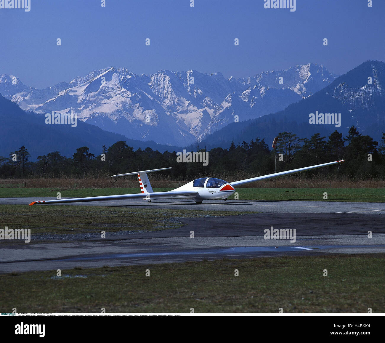 Germany, Upper Bavaria, Eschenlohe, sail airfield, glider, landing ...
