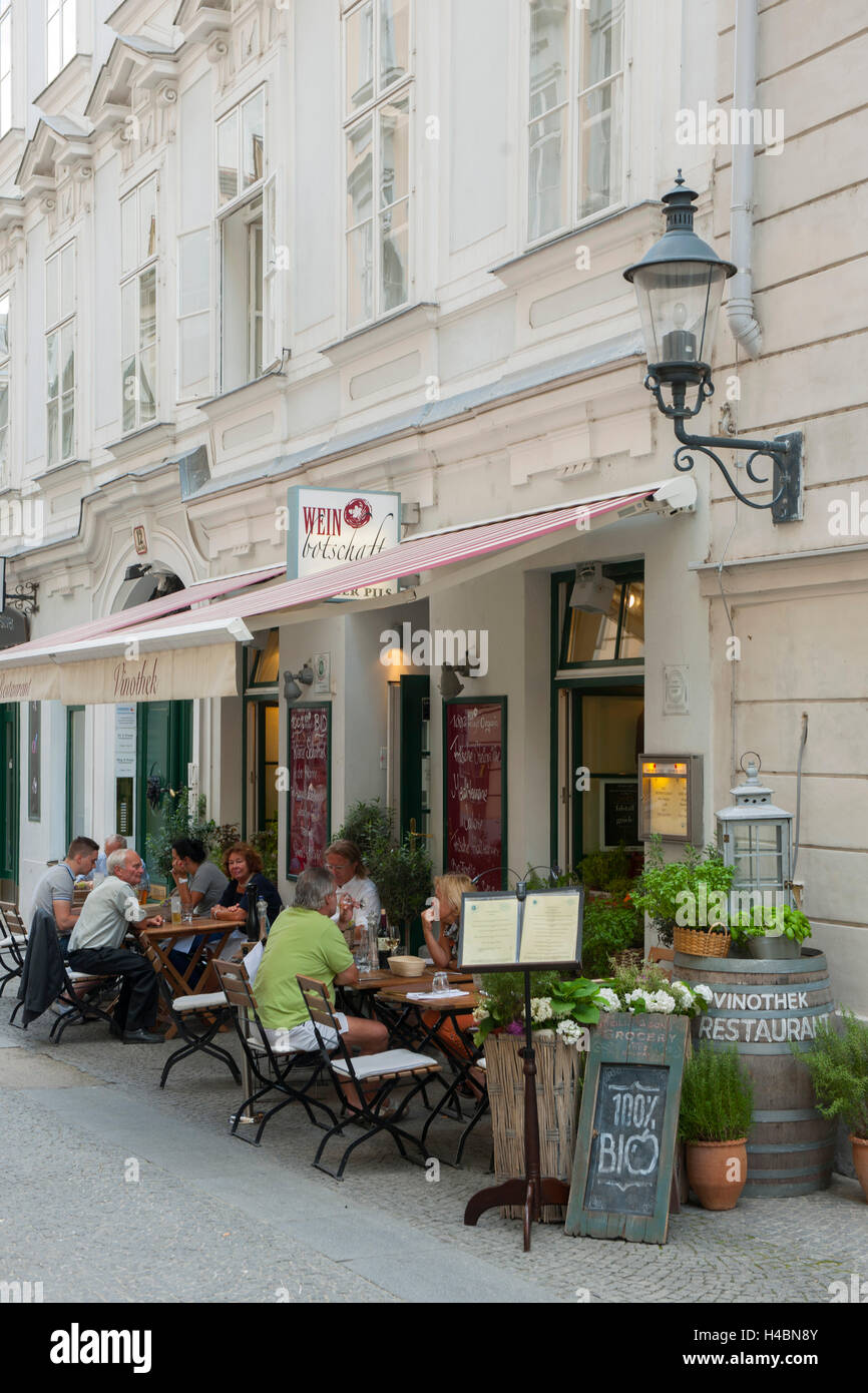 Small cafe vienna hi-res stock photography and images - Alamy