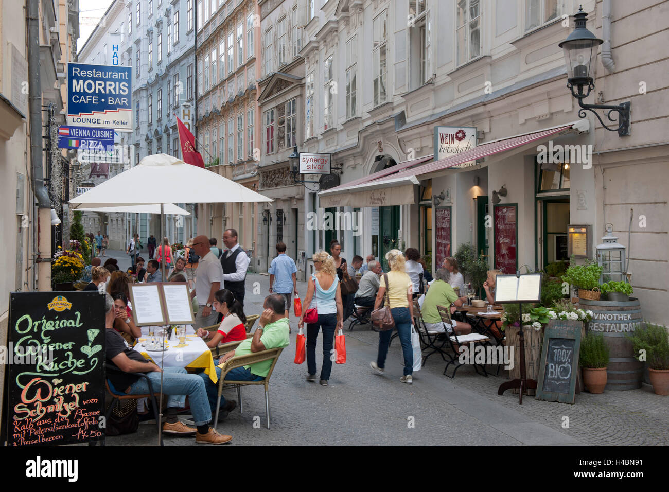 Small cafe vienna hi-res stock photography and images - Alamy