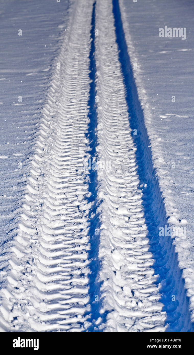 Tyre track in the snow Stock Photo - Alamy