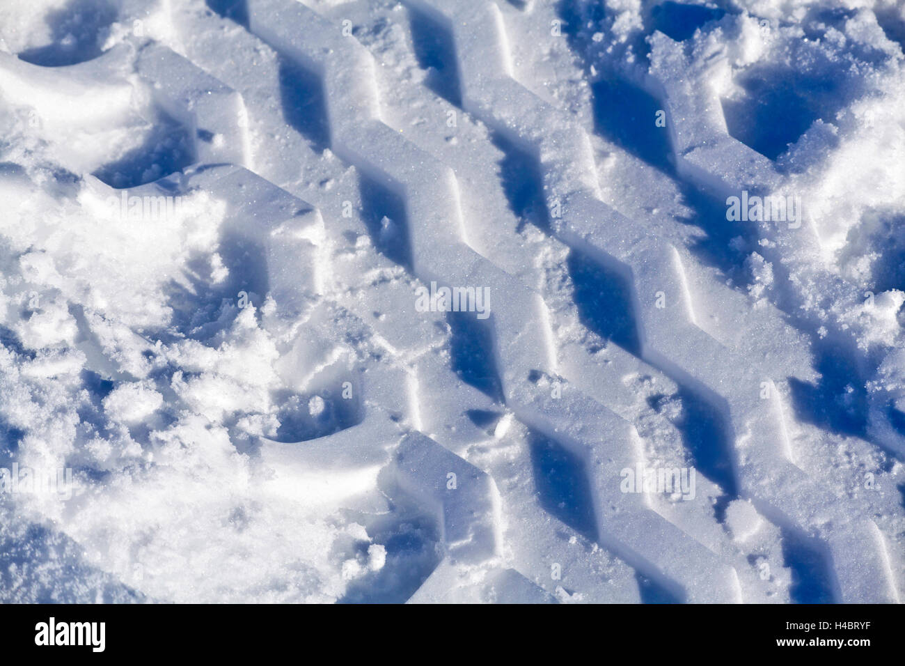 Tyre track in the snow Stock Photo - Alamy