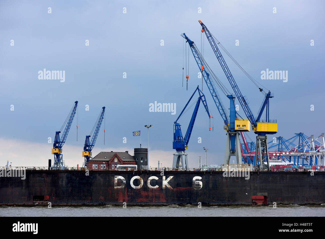 Harbour and dock cranes hi-res stock photography and images - Alamy