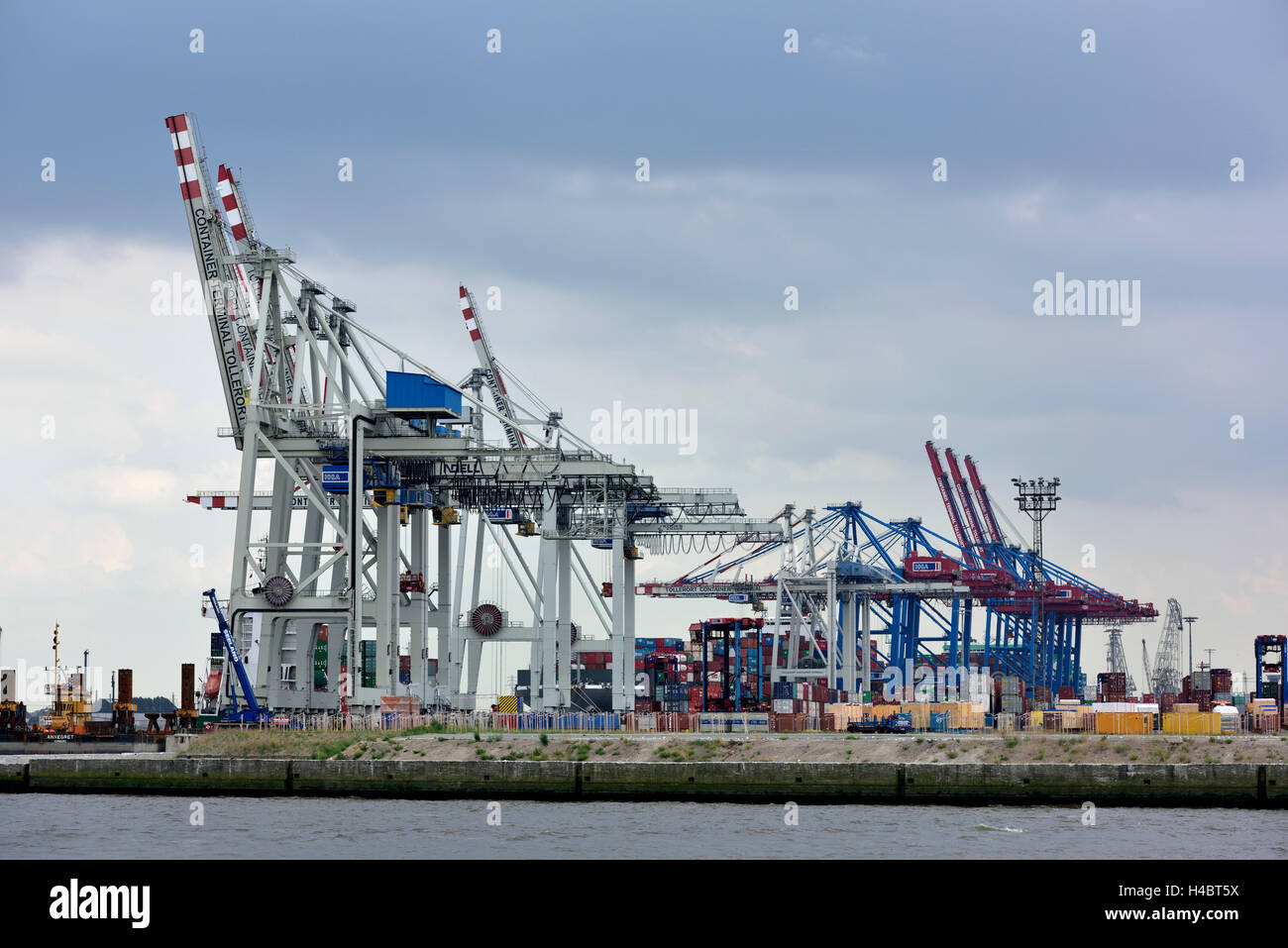 Harbour and dock cranes hi-res stock photography and images - Alamy