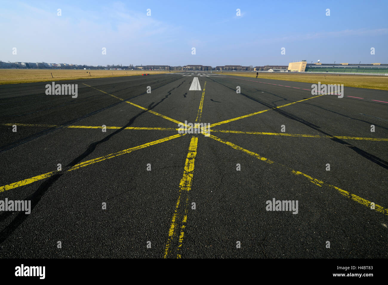 Disused runway hi-res stock photography and images - Alamy