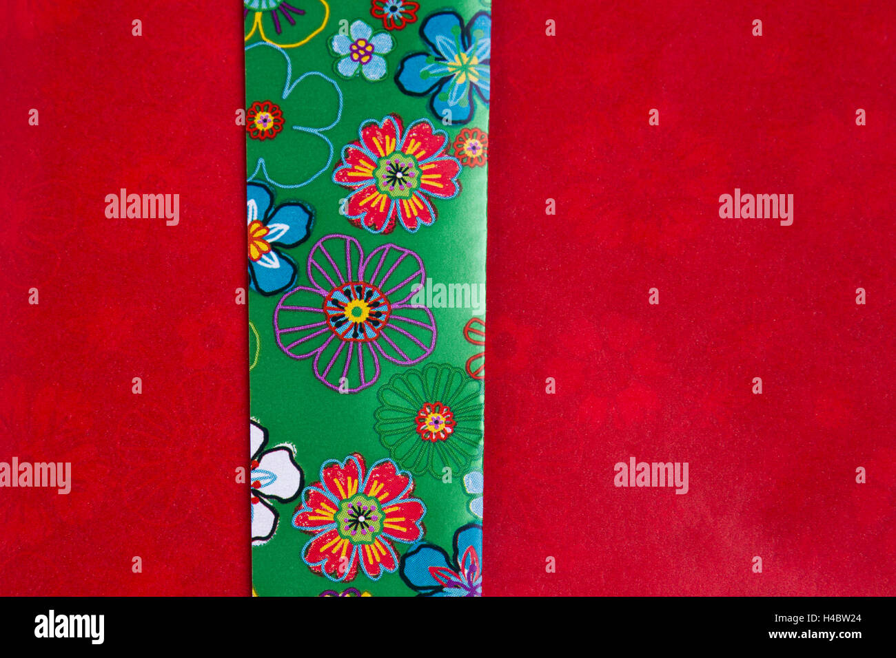 Paper wrapped flowers hi-res stock photography and images - Alamy