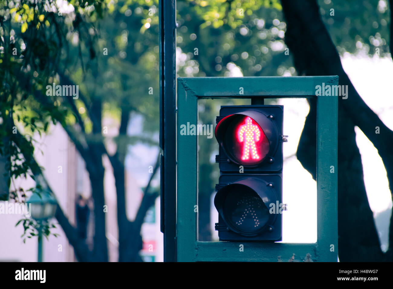 Photograph of a traffic light on urban scenario Stock Photo - Alamy
