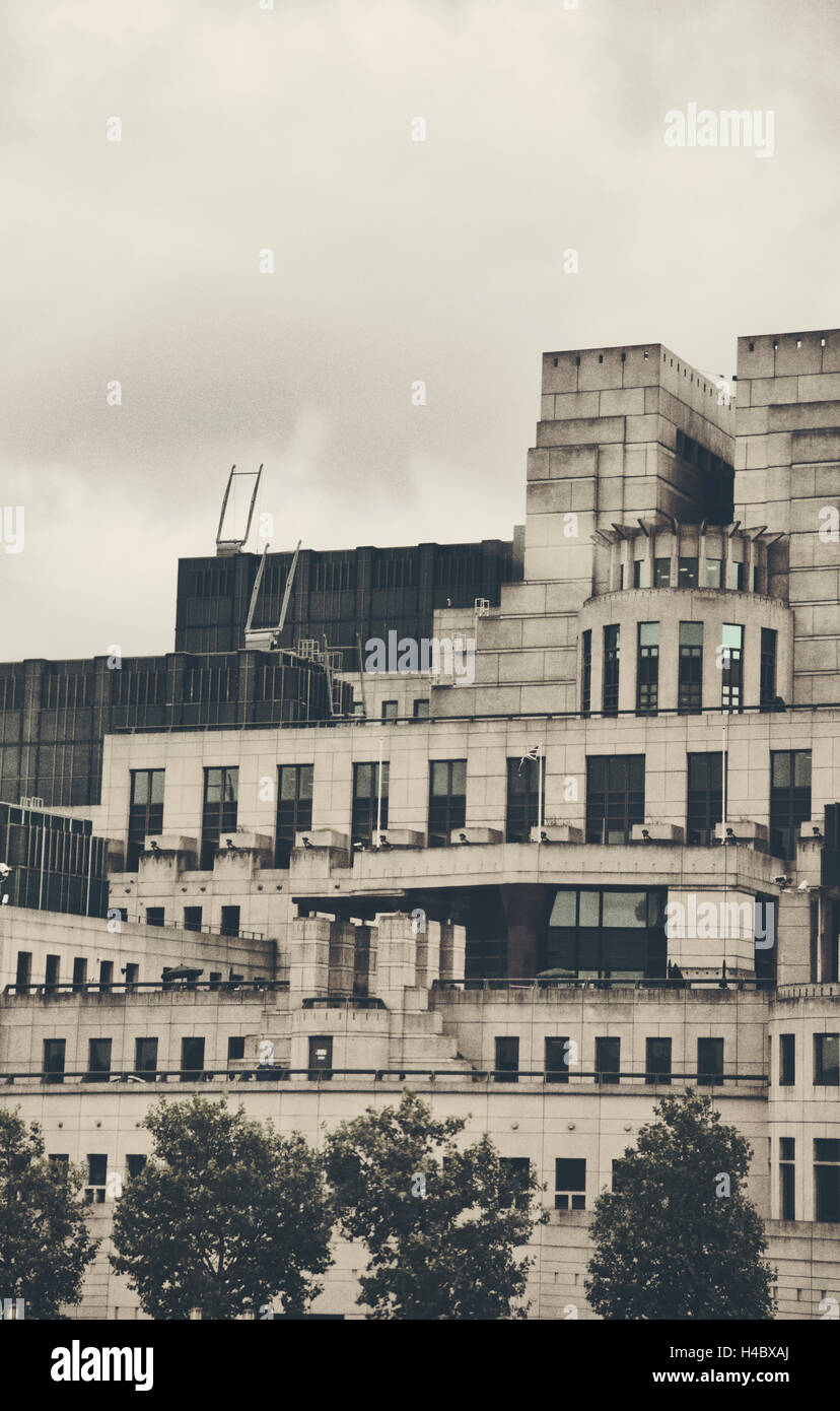 MI6 Building in London Stock Photo - Alamy