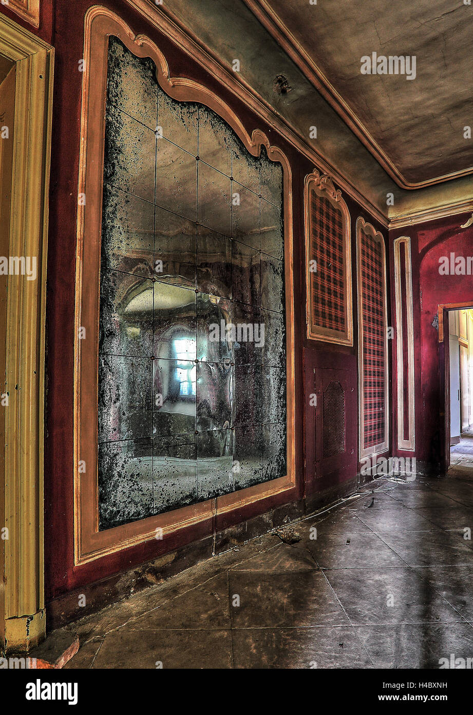 Mirror hall hi-res stock photography and images - Alamy