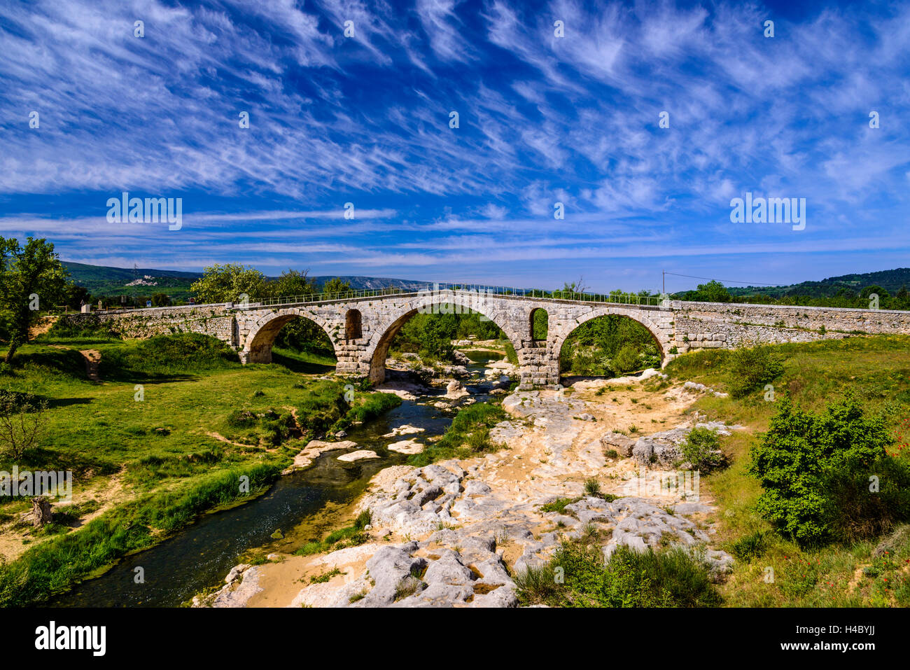 France, Provence, Vaucluse, Bonnieux, river Calavon, Roman stone arched ...