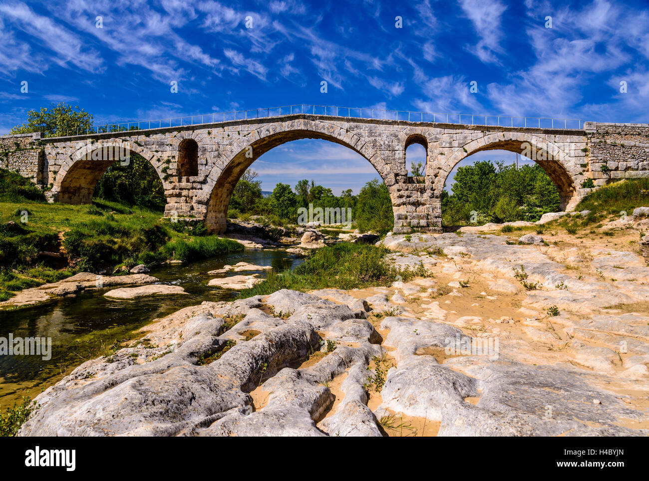 France, Provence, Vaucluse, Bonnieux, river Calavon, Roman stone arched ...