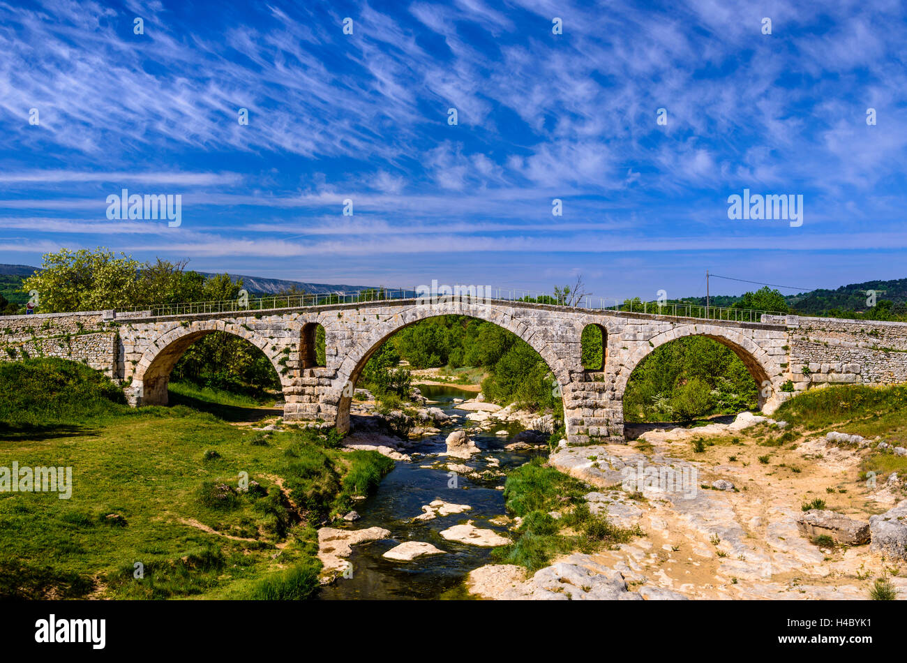 France, Provence, Vaucluse, Bonnieux, river Calavon, Roman stone arched ...