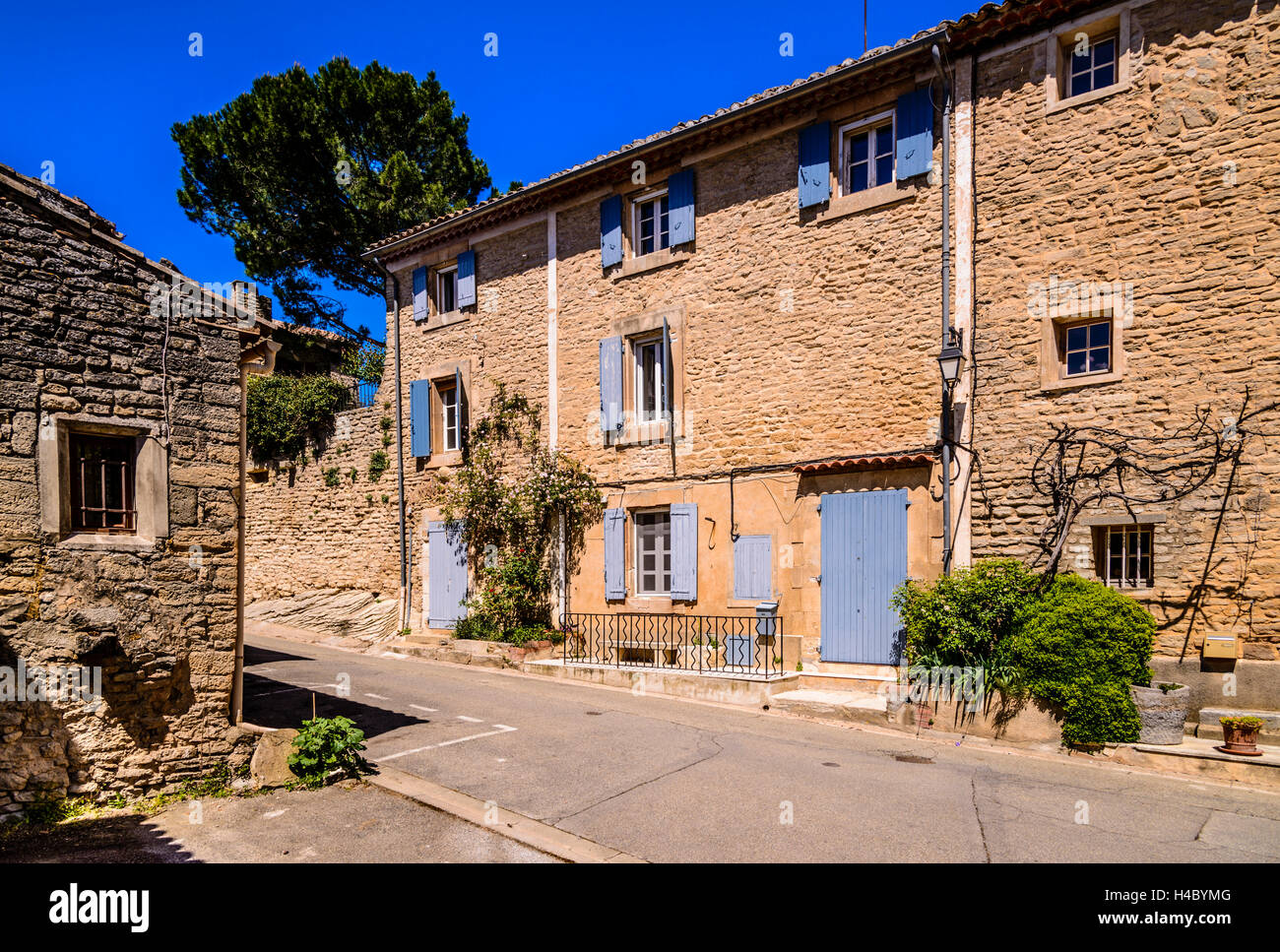 France, Provence, Vaucluse, Goult, old town alley Stock Photo - Alamy