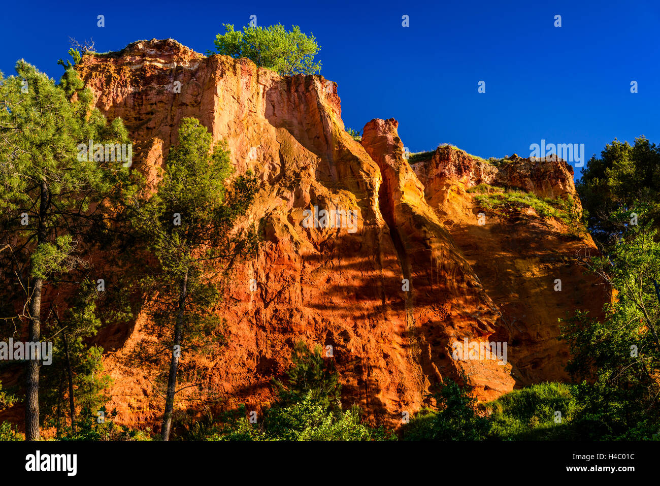 France, Provence, Vaucluse, Roussillon, ocher rock Stock Photo - Alamy