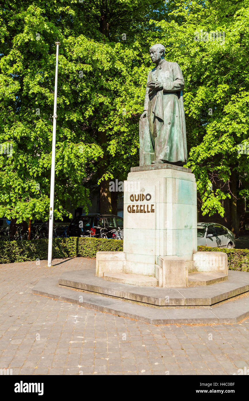 Guido gezelle statue brugge hi-res stock photography and images - Alamy