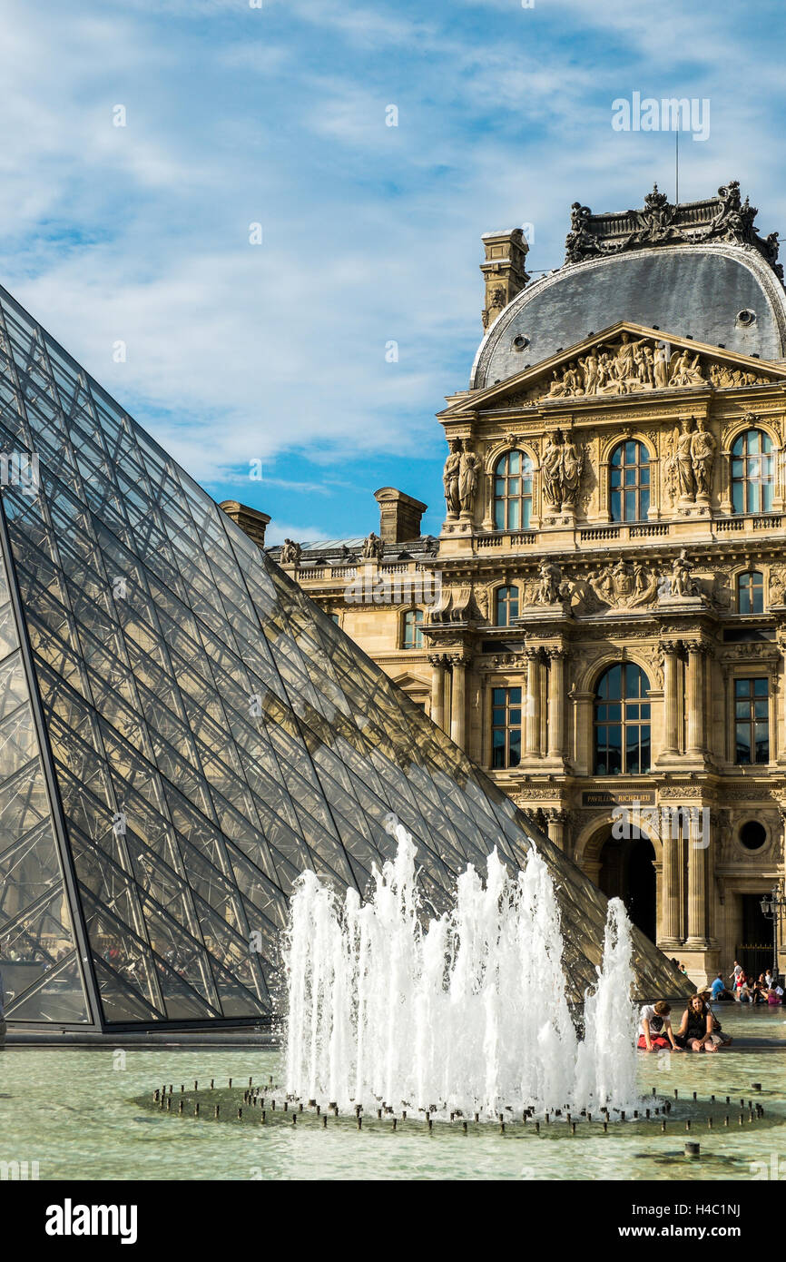 Louvre museum main entrance paris hi-res stock photography and images ...