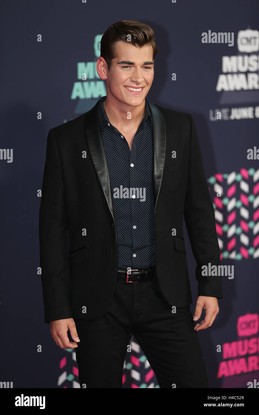 Zach Seabaugh walks the red carpet at the CMT Music Awards at ...