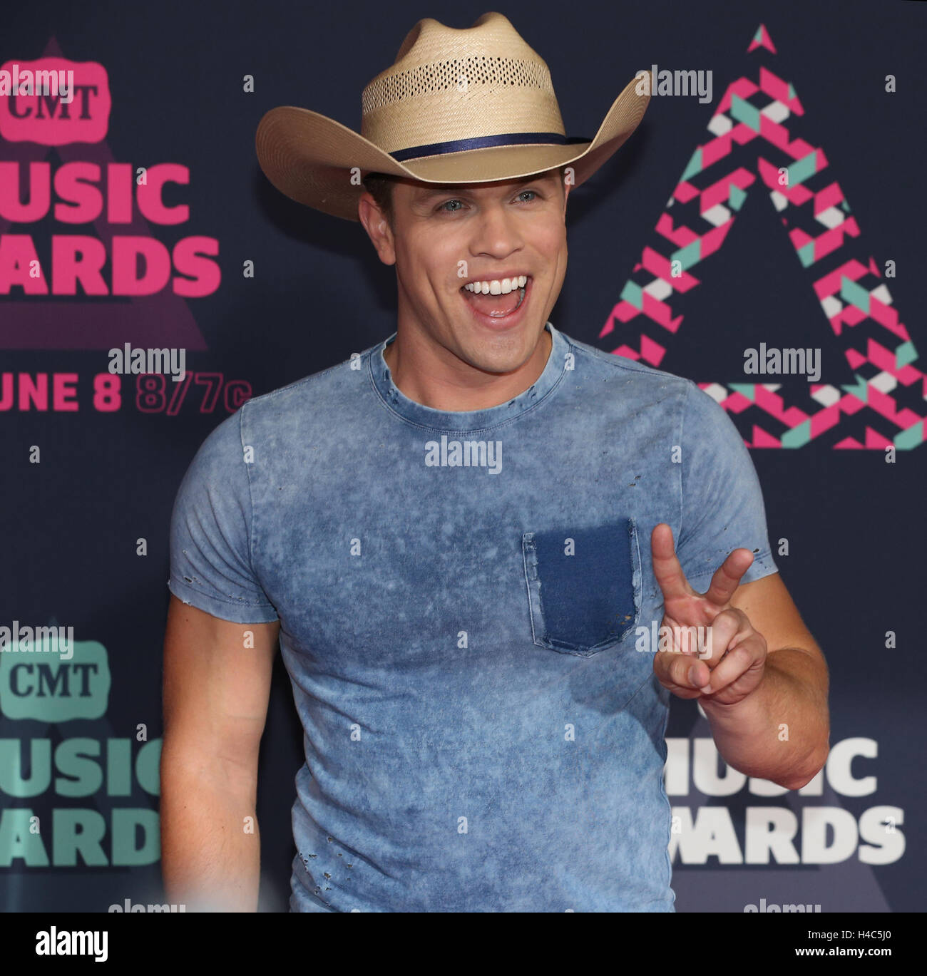 Dustin Lynch Shirtless