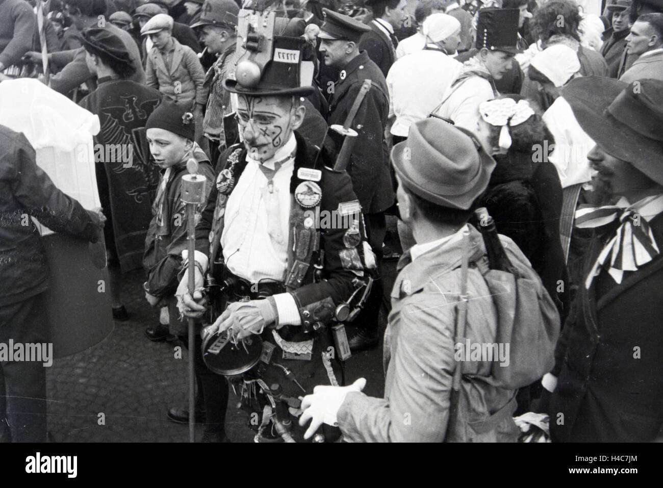 Besucher eines Karnevalsumzugs, Deutsches Reich 1937. Guests of a ...