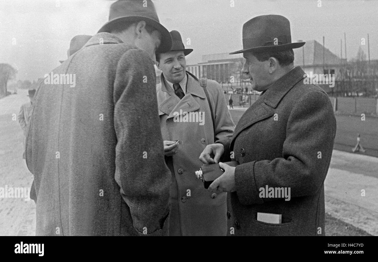 Der deutsche Ingenieur Ferdinand Porsche (rechts) im Gespräch mit ...