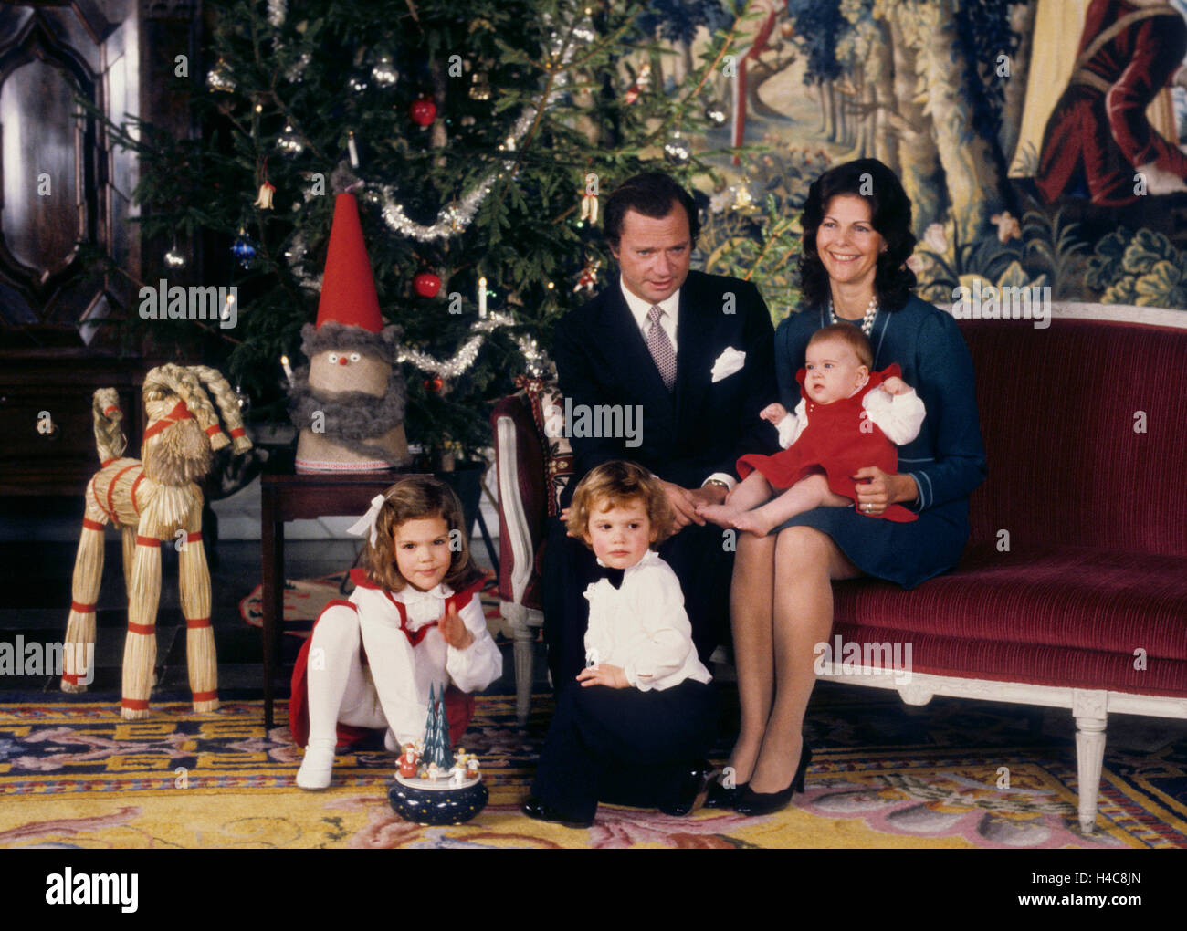 Vintage British Royal Family Christmas Photos Prince Louis Holds Kate