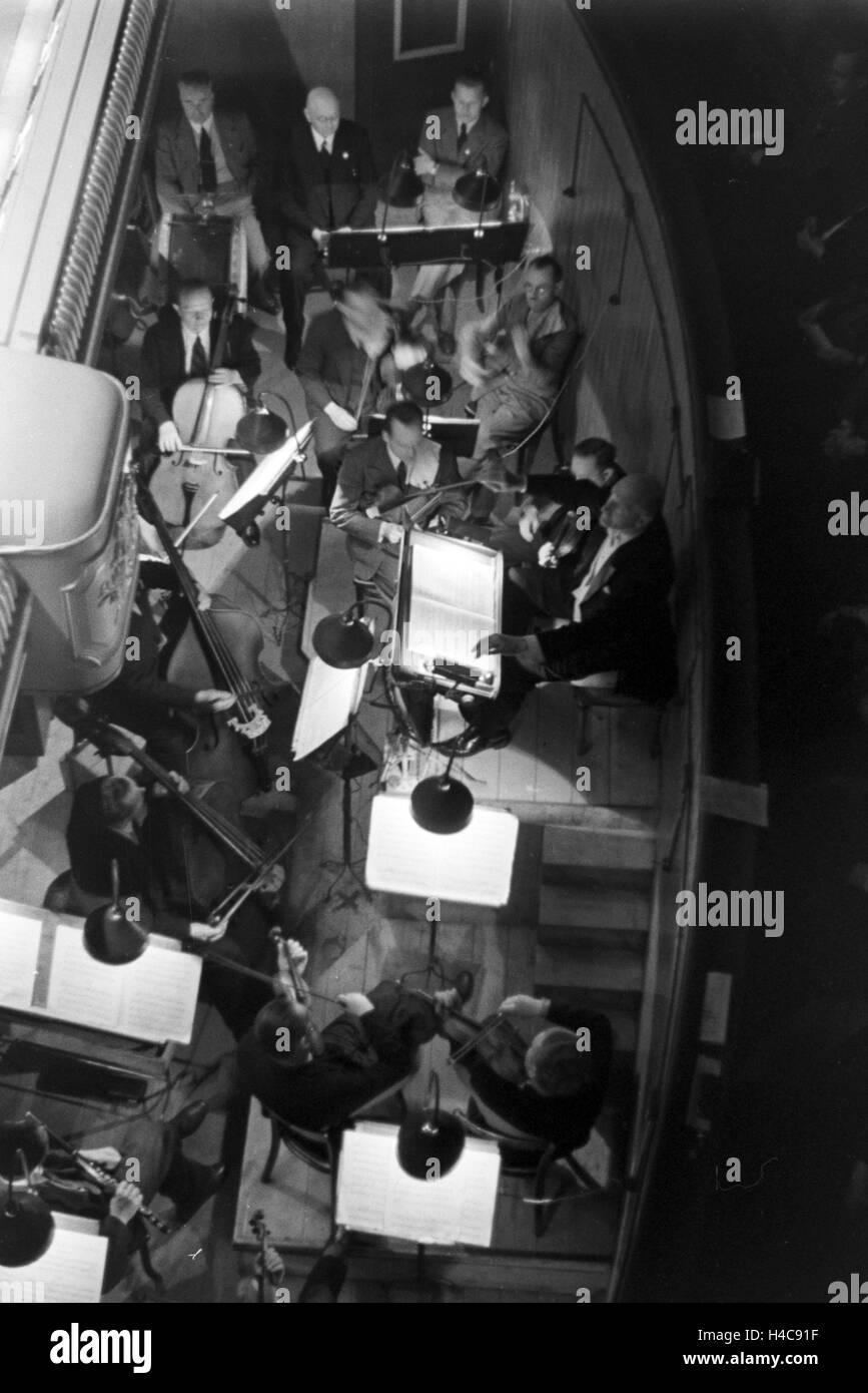 Orchestra pit hi-res stock photography and images - Alamy