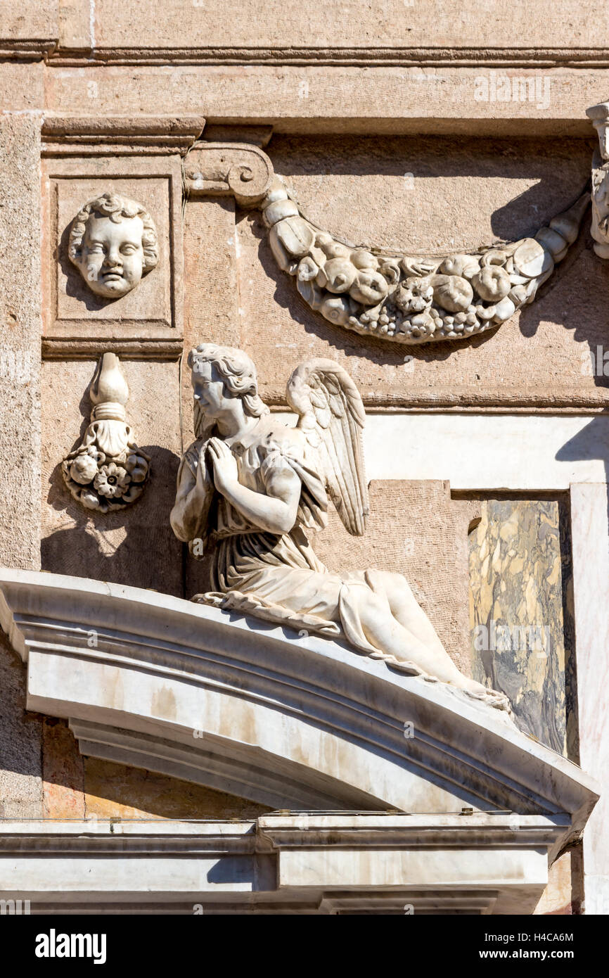 the statue of an angel praying Stock Photo - Alamy