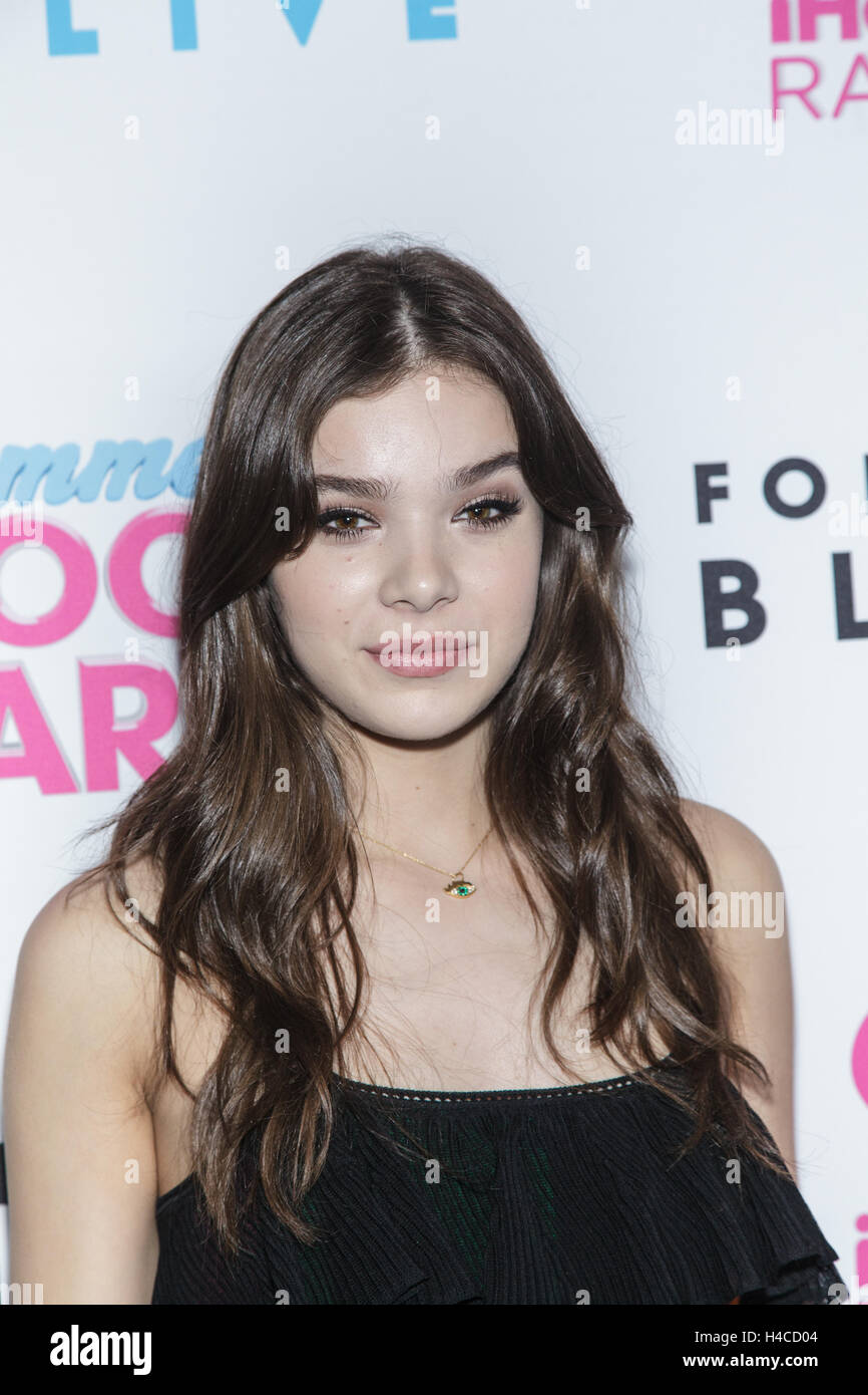 Hailee Steinfeld arrives on the blue carpet at the iHeart Radio Summer ...