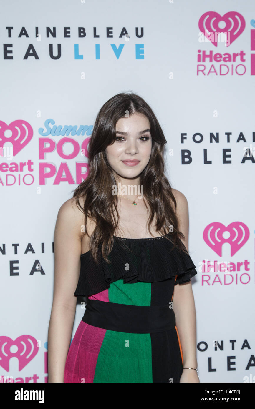 Hailee Steinfeld arrives on the blue carpet at the iHeart Radio Summer ...