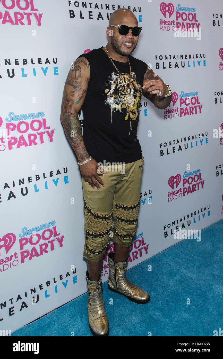 Flo Rida arrives on the blue carpet at the iHeart Radio Summer Pool ...