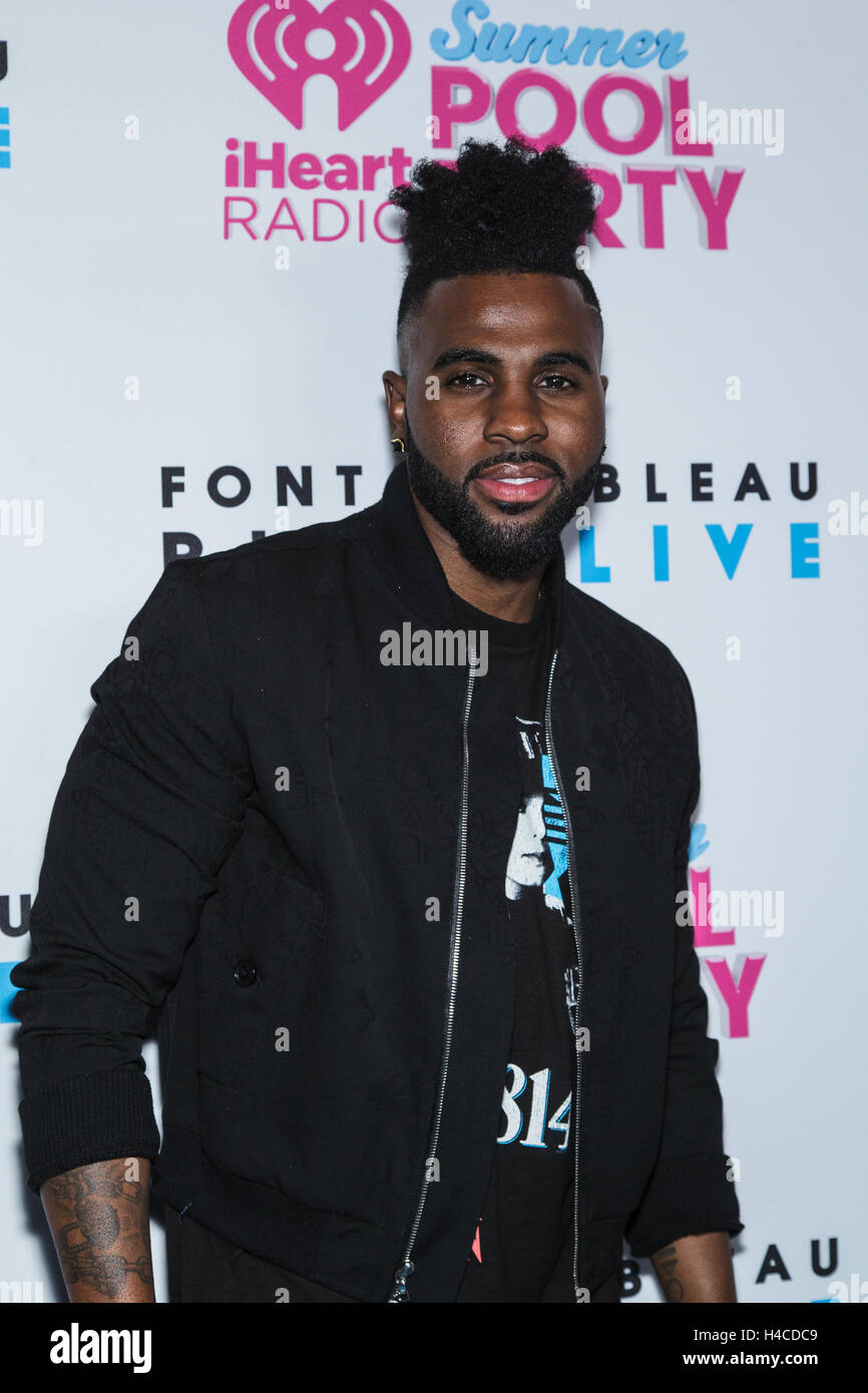Jason Derulo arrives on the blue carpet at the iHeart Radio Summer Pool ...