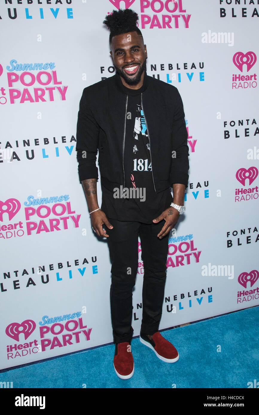 Jason Derulo arrives on the blue carpet at the iHeart Radio Summer Pool ...