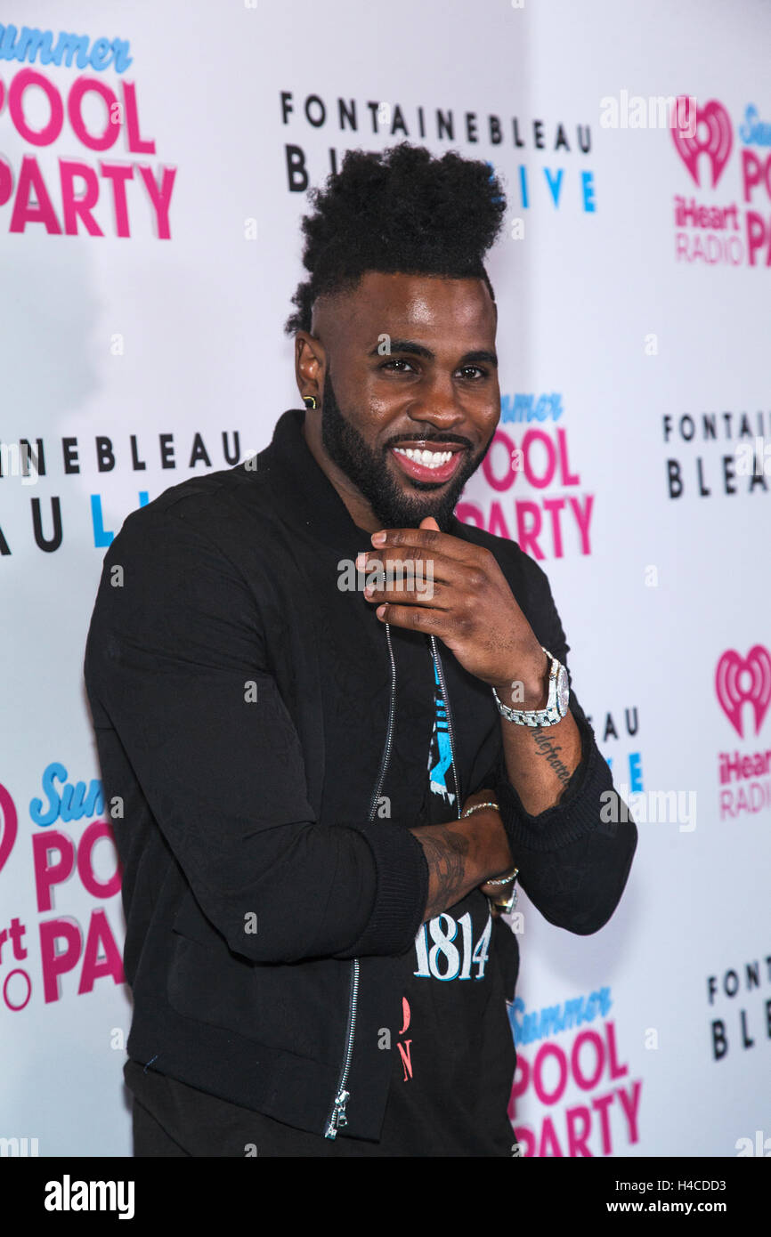 Jason Derulo arrives on the blue carpet at the iHeart Radio Summer Pool ...