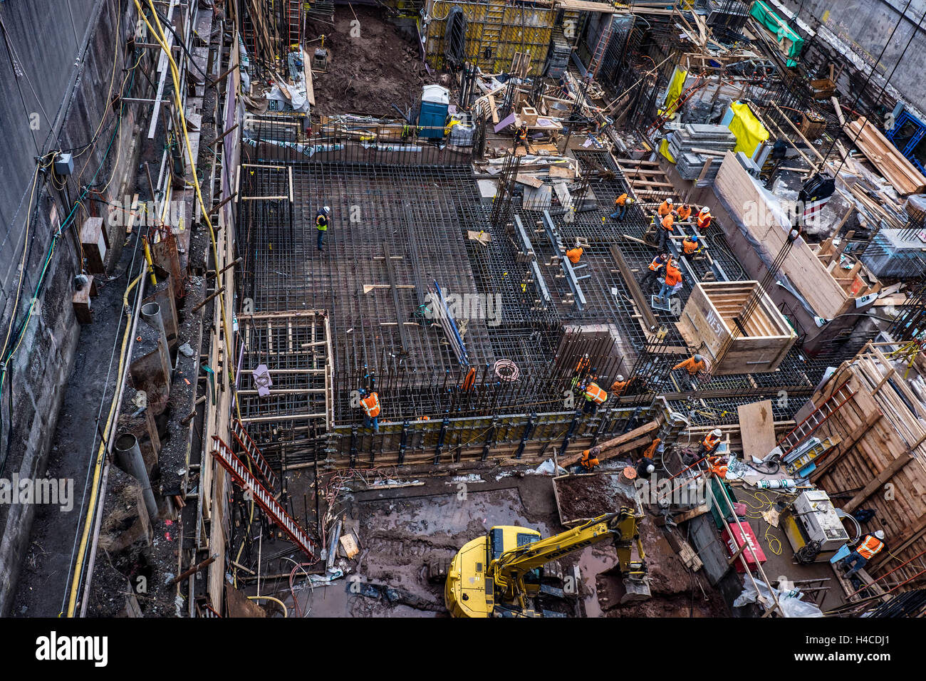 Men work building new hi-res stock photography and images - Alamy