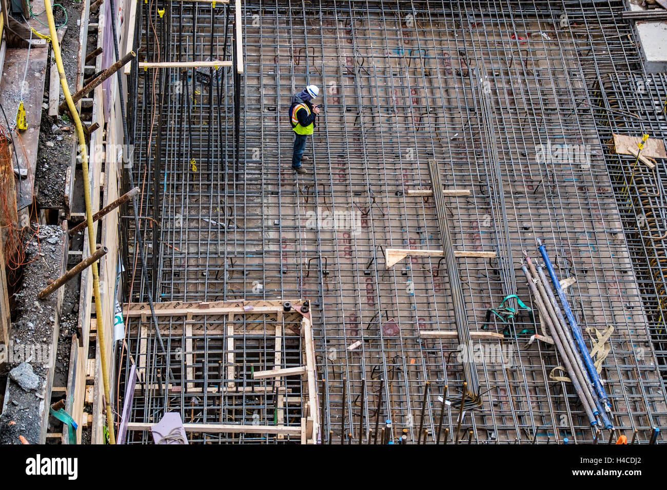 Men work building new hi-res stock photography and images - Alamy
