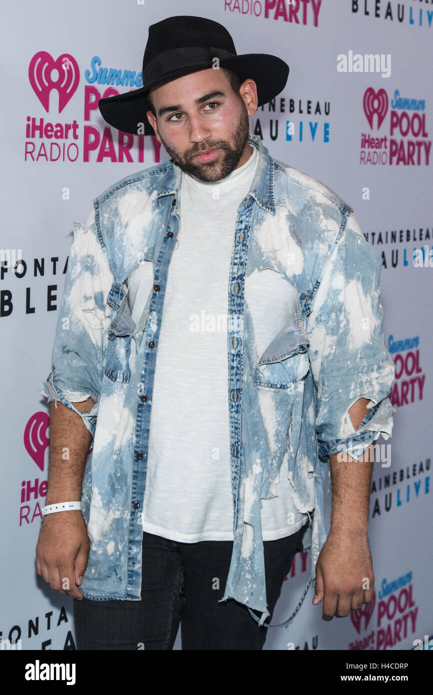 Parson James arrives on the blue carpet at the iHeart Radio Summer Pool ...