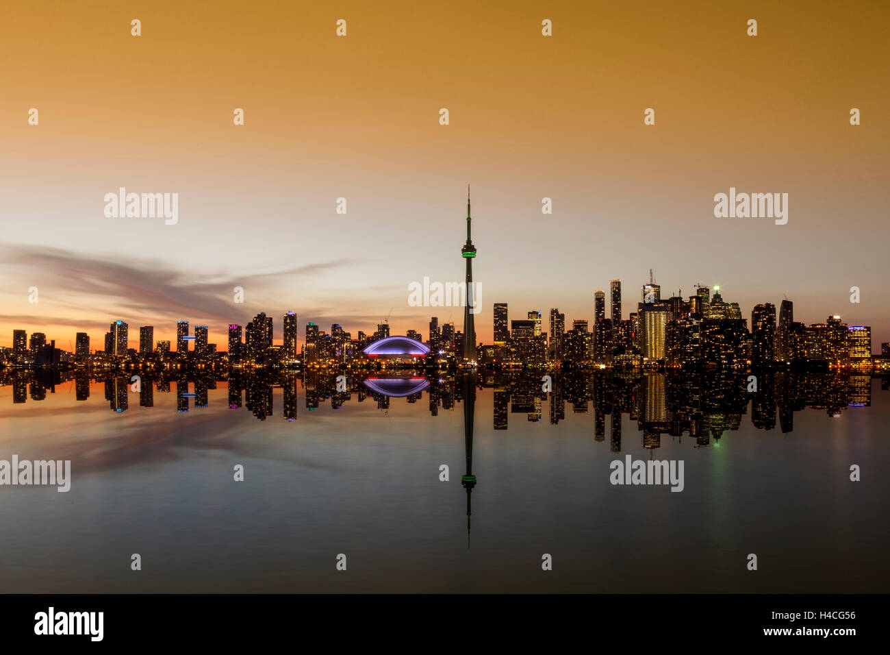 Mirror image of Toronto skyline Stock Photo - Alamy