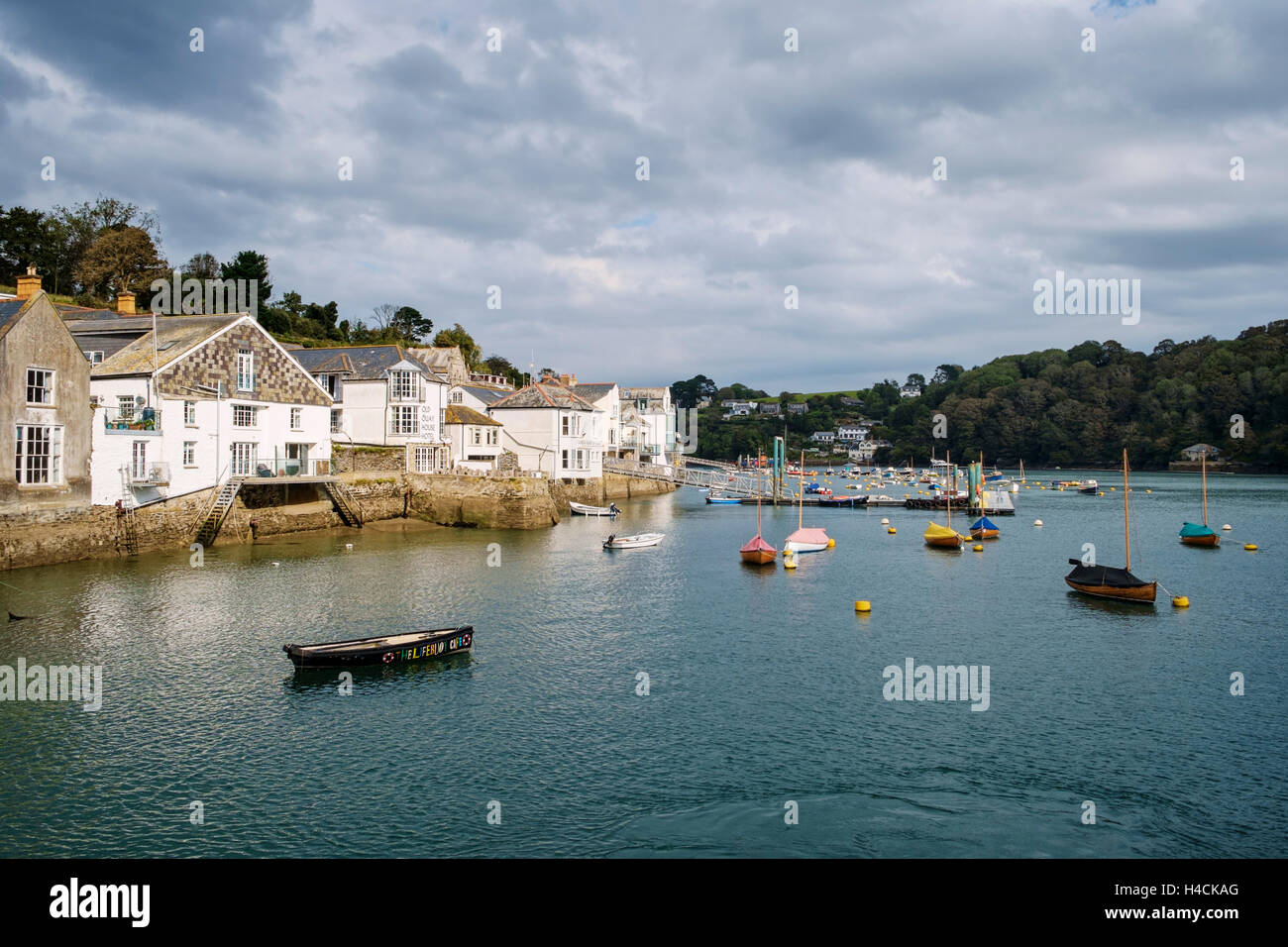 Houses and hotel on the River Fowey, Fowey harbour, Cornwall, England ...