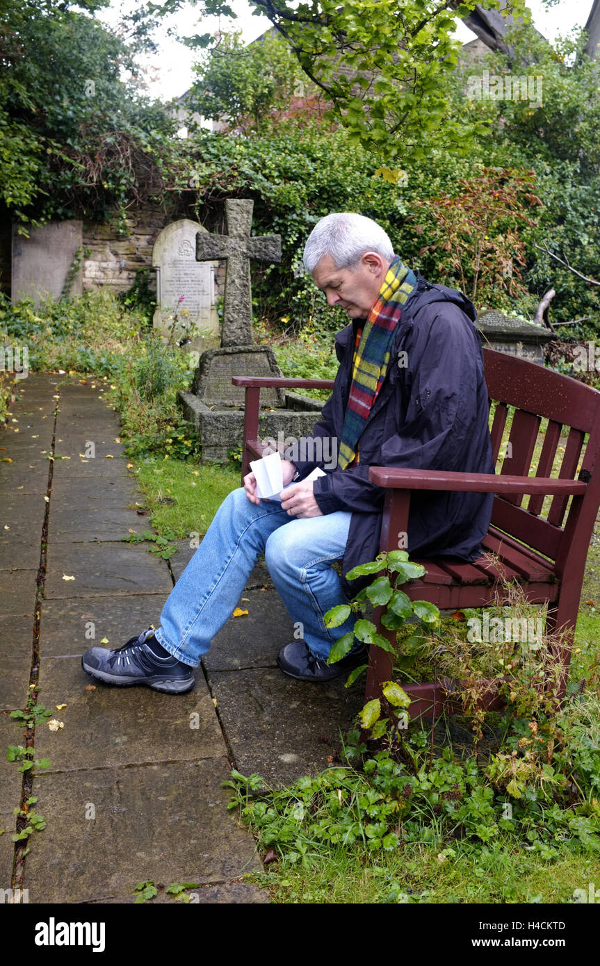 Grieving hi-res stock photography and images - Alamy