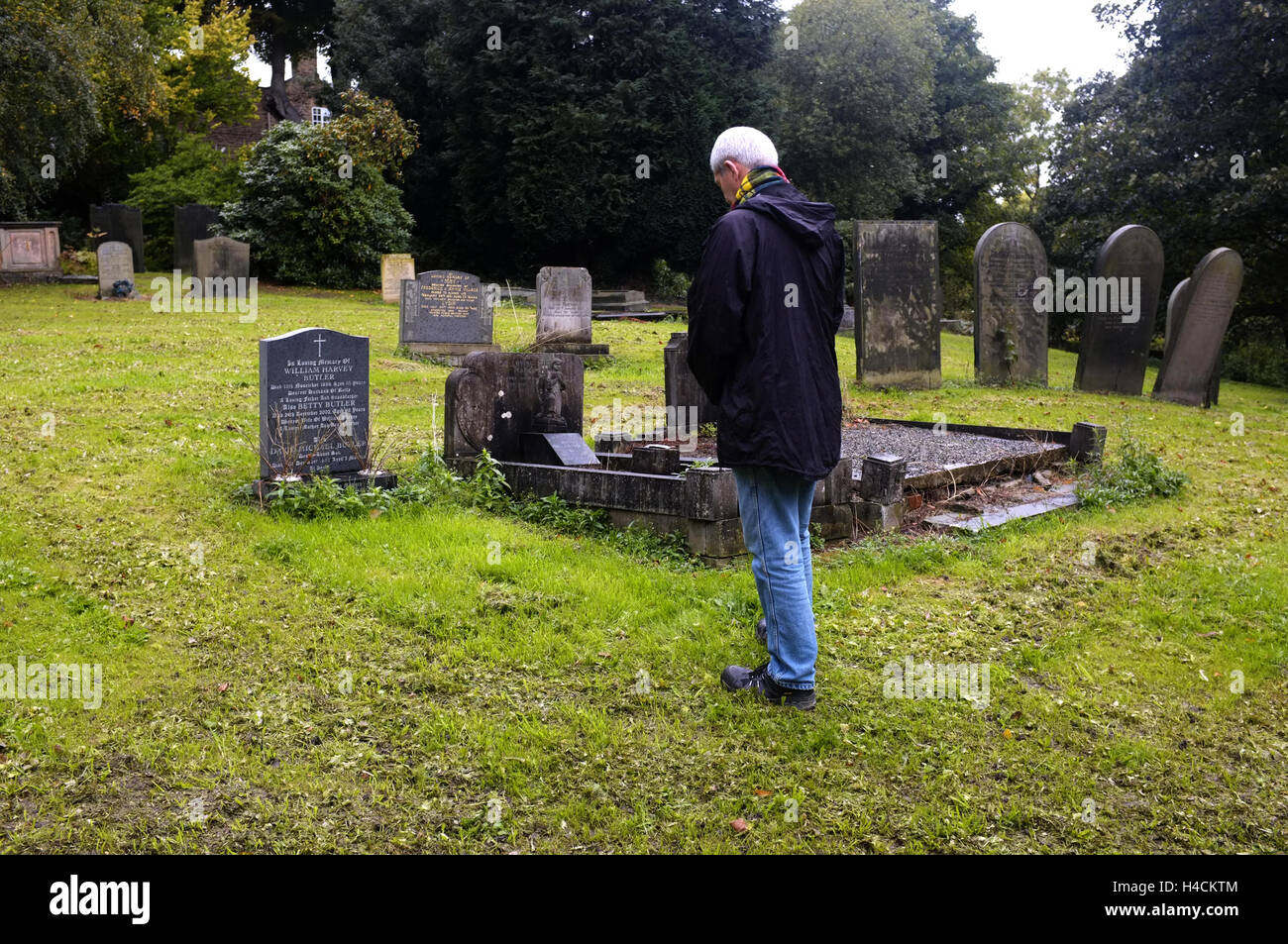 Graveside grieving hi-res stock photography and images - Alamy
