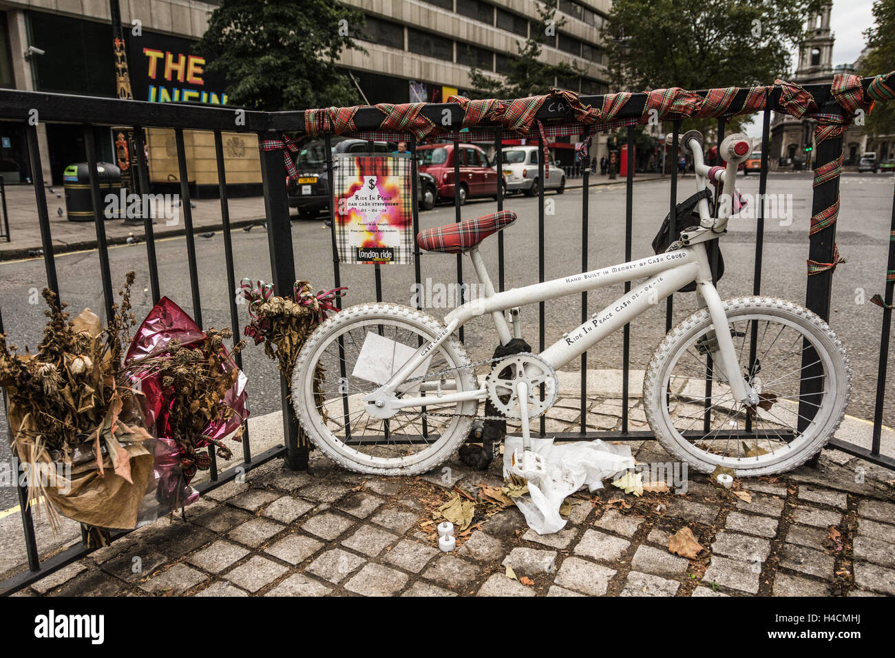 Ghost bus uk hi-res stock photography and images - Alamy