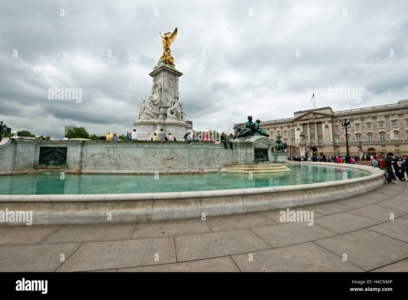 Queen victoria memorial and buckingham palace hi-res stock photography and images - Alamy