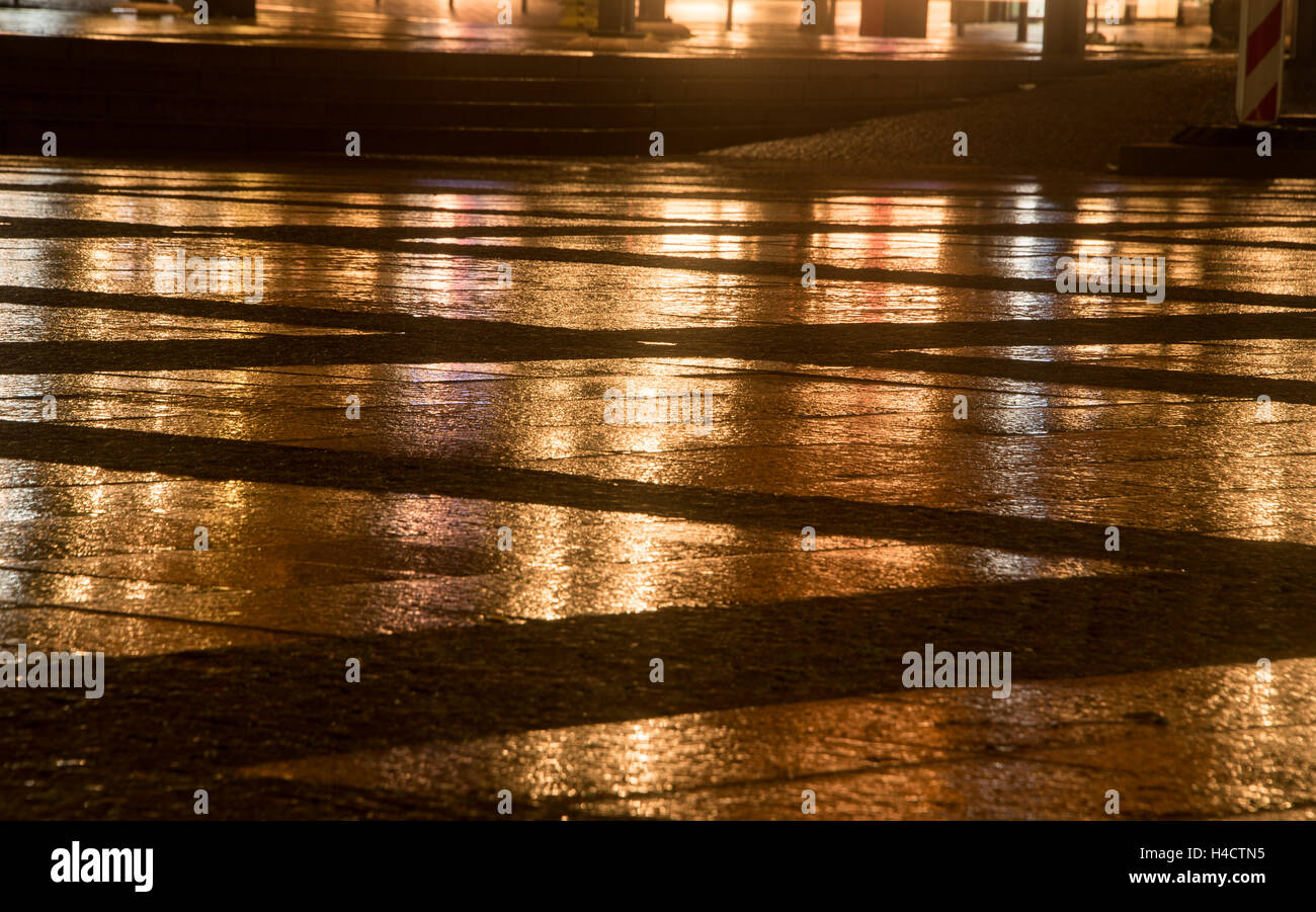 Reflection on wet pavement hi-res stock photography and images - Alamy