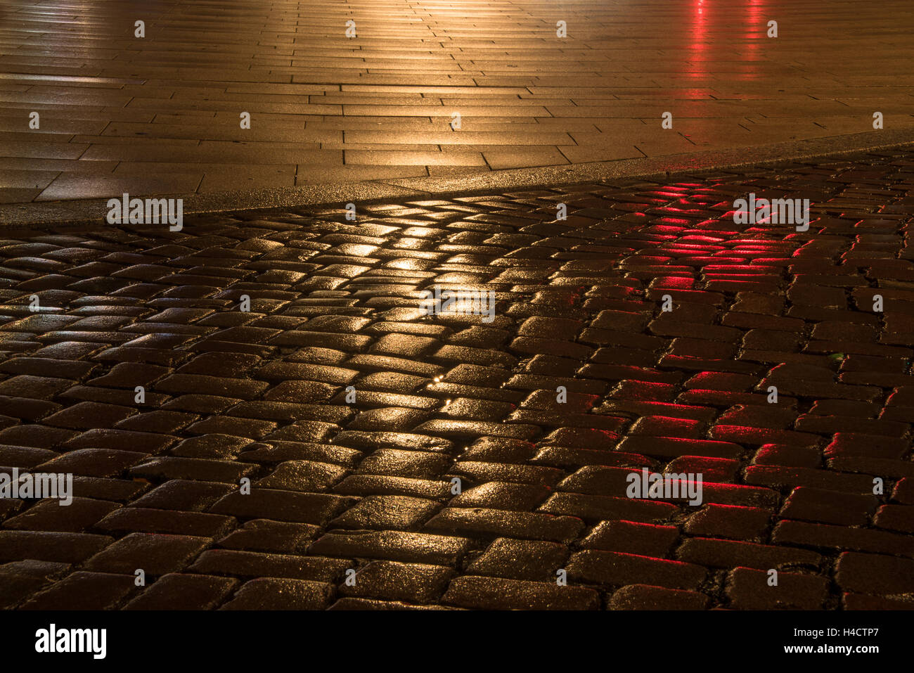 Golden street light hi-res stock photography and images - Alamy