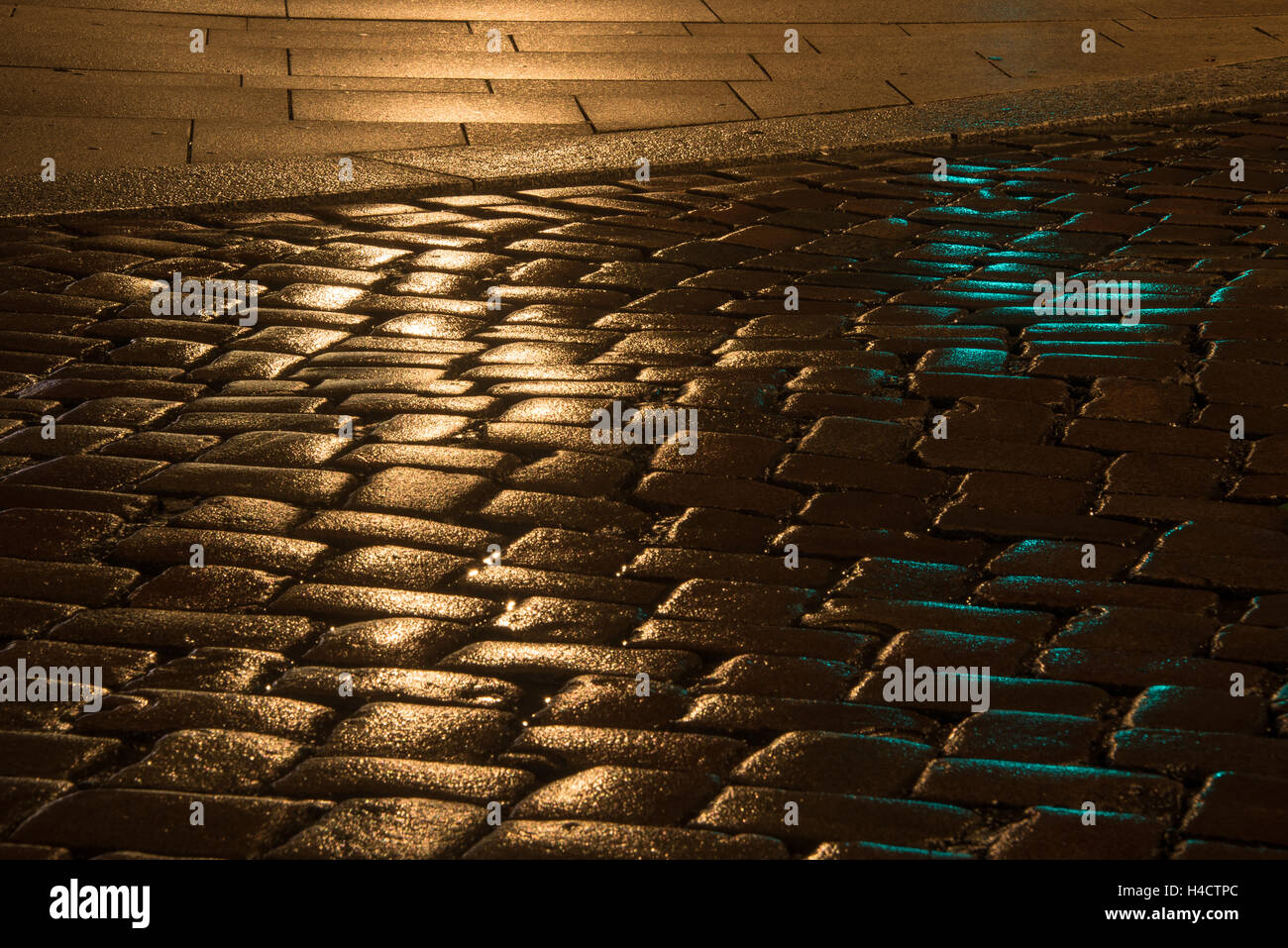 Golden street light hi-res stock photography and images - Alamy