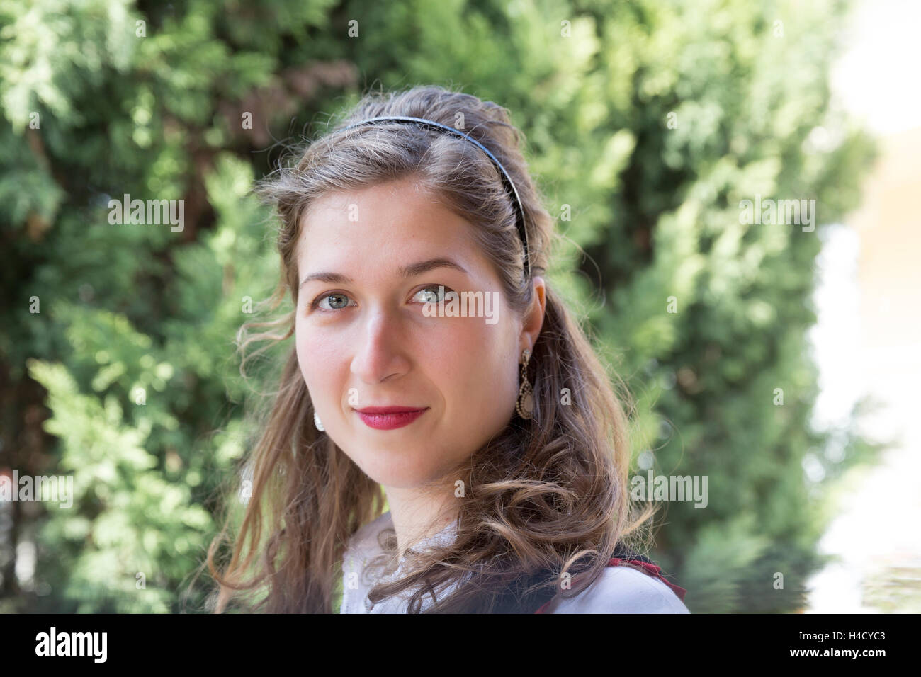 Woman smiling portrait hi-res stock photography and images - Alamy